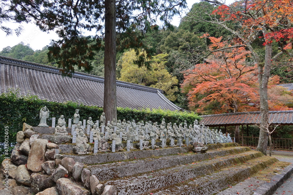 Stone Buddhist images and autumn leaves in the precincts of Buttsu-ji ...