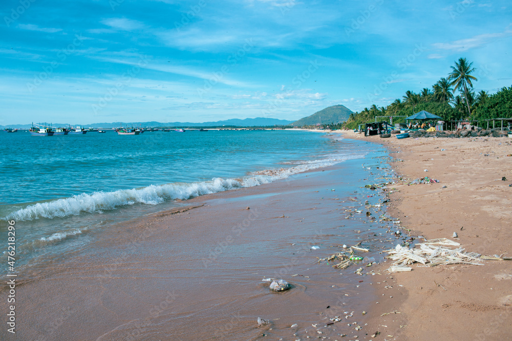 Foto de Beautiful beach covered with garbage. Ocean pollution. Protect ...