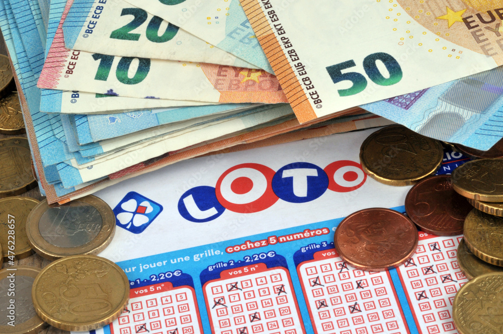 Grilles de Loto de la Française des jeux entourées d'argent Stock Photo ...