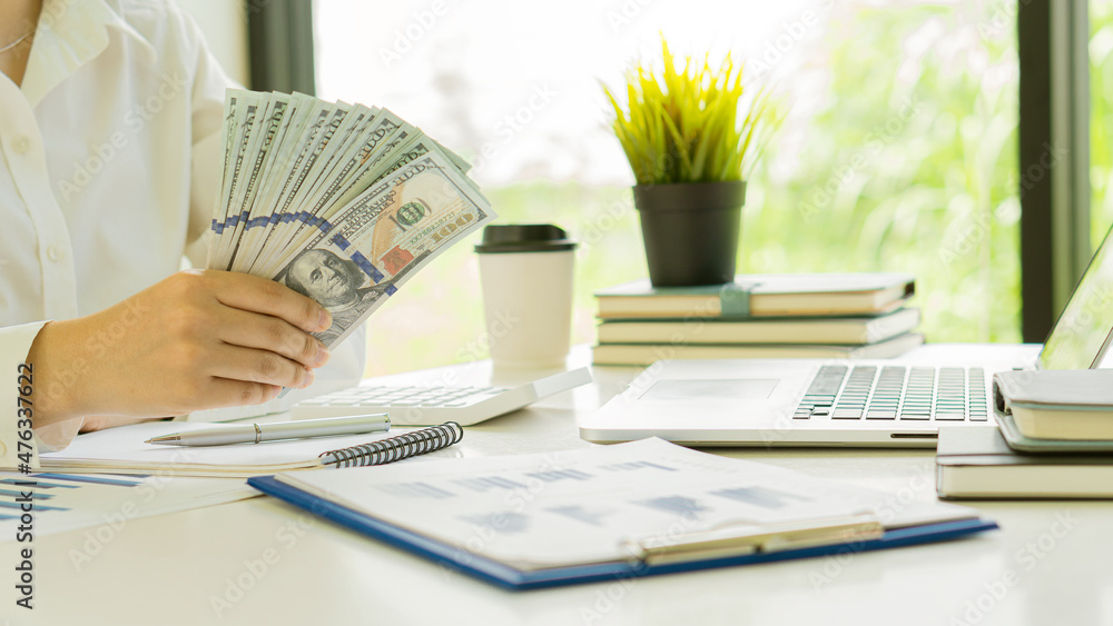a businessman holding money offering banknotes to someone Hand paying ...
