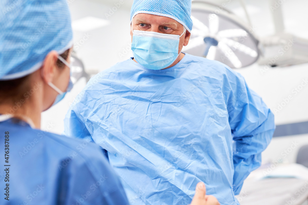 Facharzt in der Chirurgie in einer Besprechung mit Ärztin Stock Photo ...