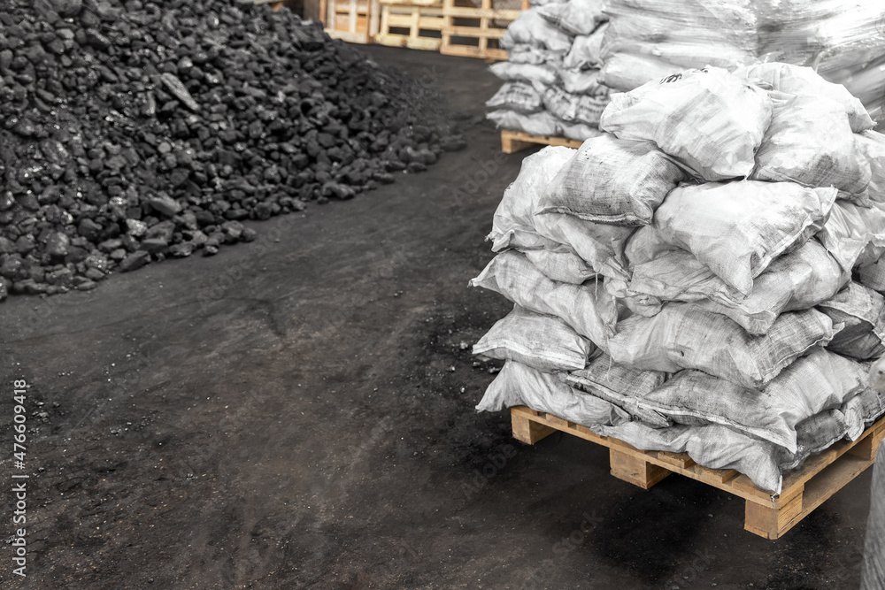 Foto de Big heap of dark black lump coal on floor bulk. Charcoal sorage ...