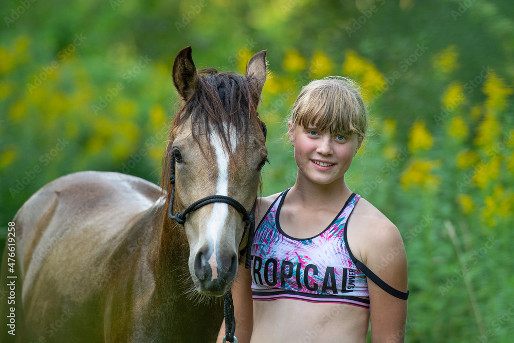 Mädchen mit jungem Pferd/Pony Stock Photo | Adobe Stock