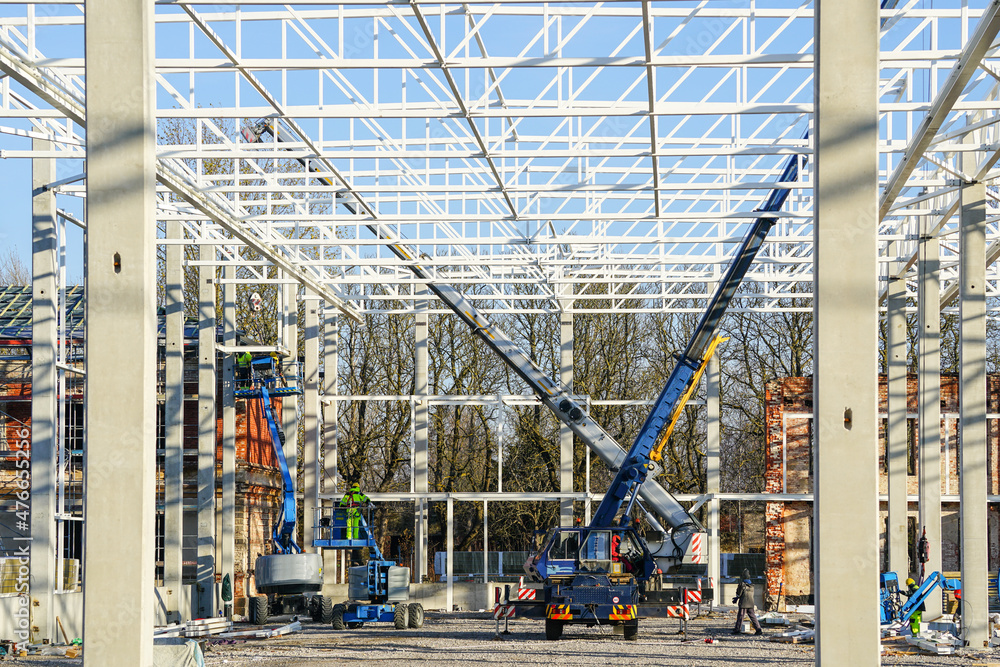 scissor platforms and telescopic crane for the assembly of metal ...