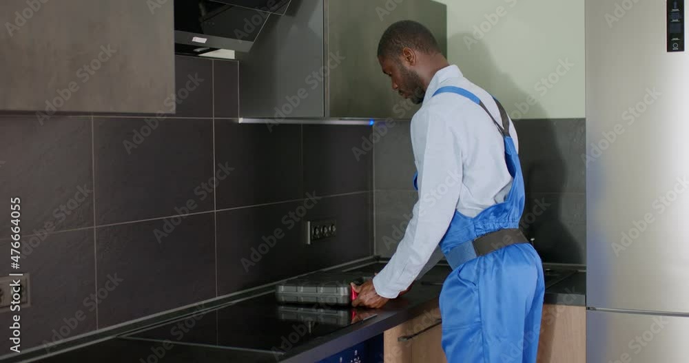 Vidéo Stock Confident plumber opening box with instruments tools near ...