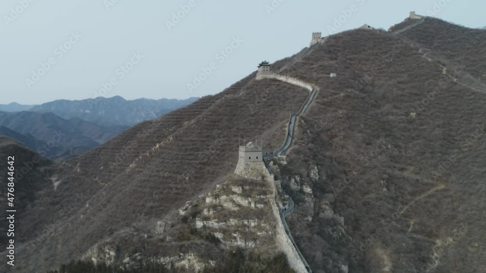Vidéo Stock drohne Flying over the great wall at mist smog sky. Aerial ...
