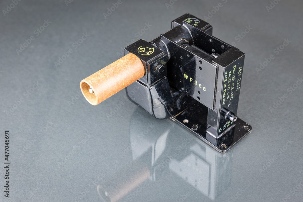 Cavity magnetron tube from English Electric Valve Co (type 2J42) with ...