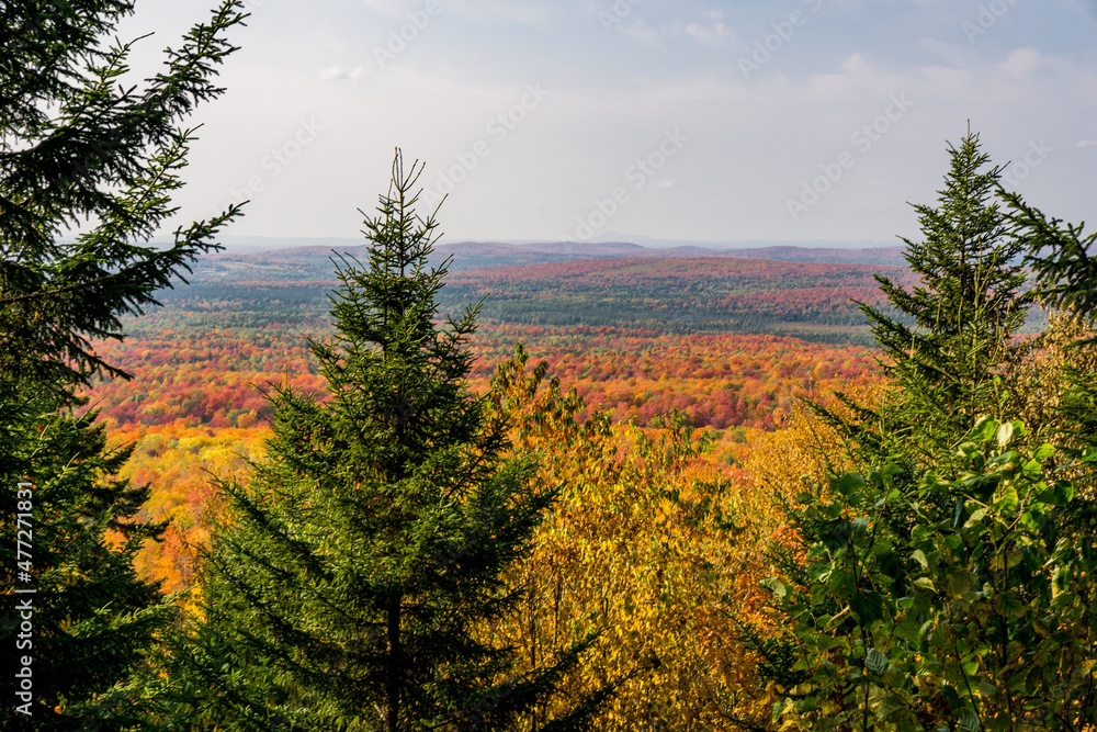 Foto de View on the mountains and the fall foliage of Mont Megantic ...