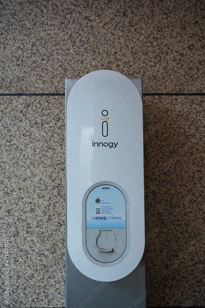 RWE innogy Wallbox Ladestation für e-Autos in Berlin am 29.12.2021 ...