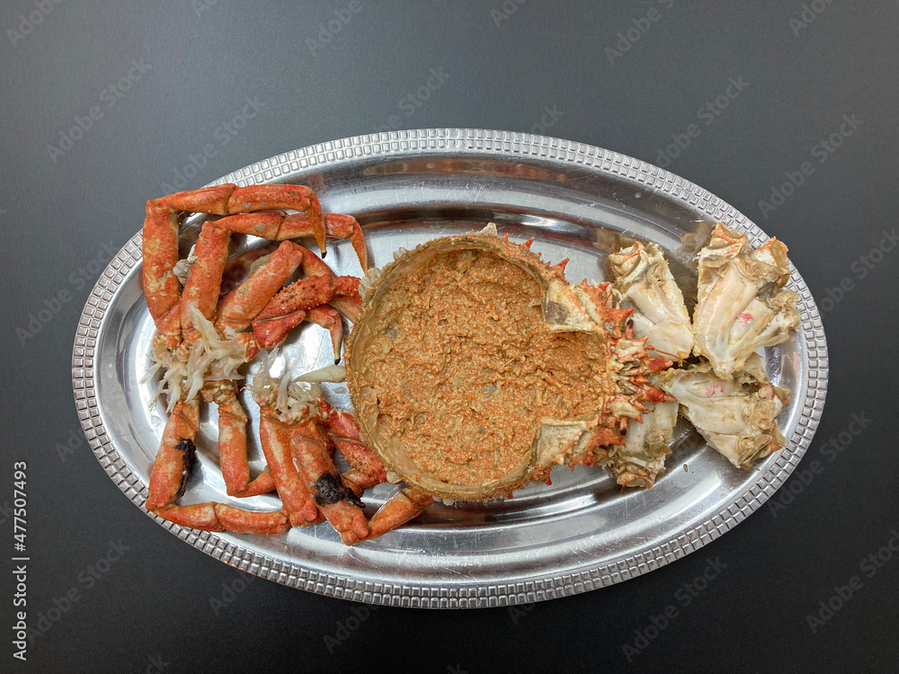 Foto de marisco centollo changurro listo para comer sobre una bandeja ...
