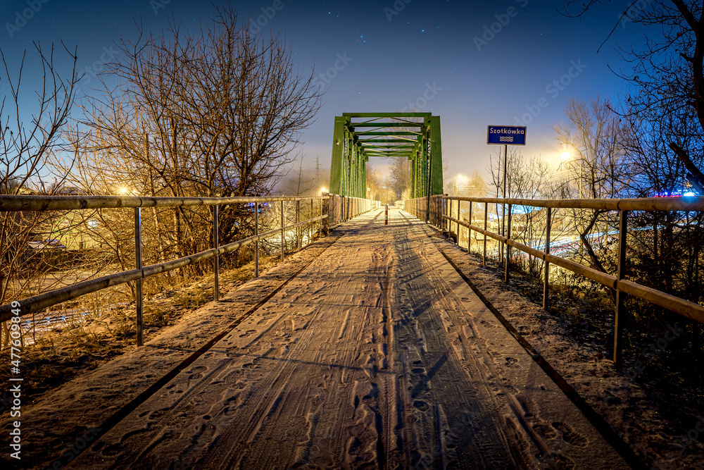 stary most kolejowy po którym teraz biegnie ścieżka rowerowa, Żelazny ...