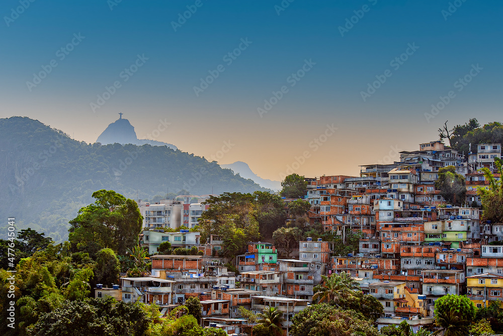 Contraste da cidade do Rio de Janeiro. À direita a Favela da Babilônia ...