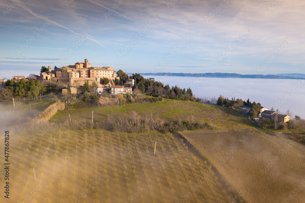Foto de aerial view of the medieval village of Piticchio di Arcevia in ...