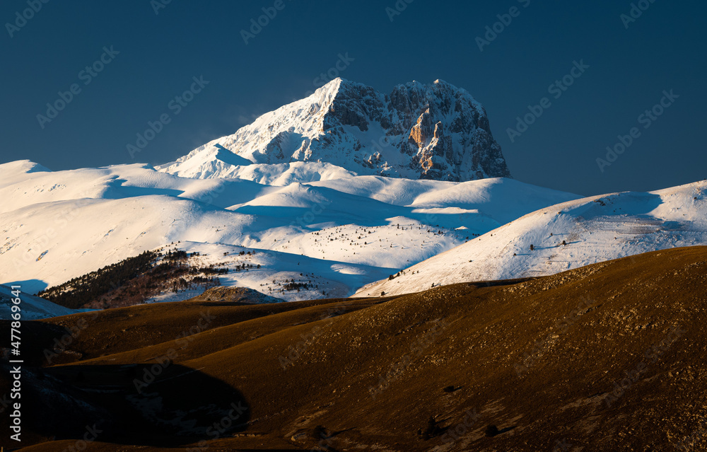 vista su campo imperatore da rocca calascio, poco prima dell'inizio ...