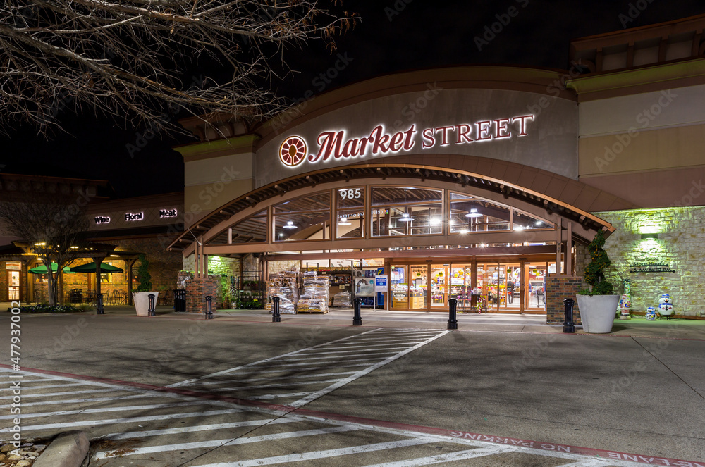 Market Street grocery store in Allen, Texas, USA, illuminated at night ...
