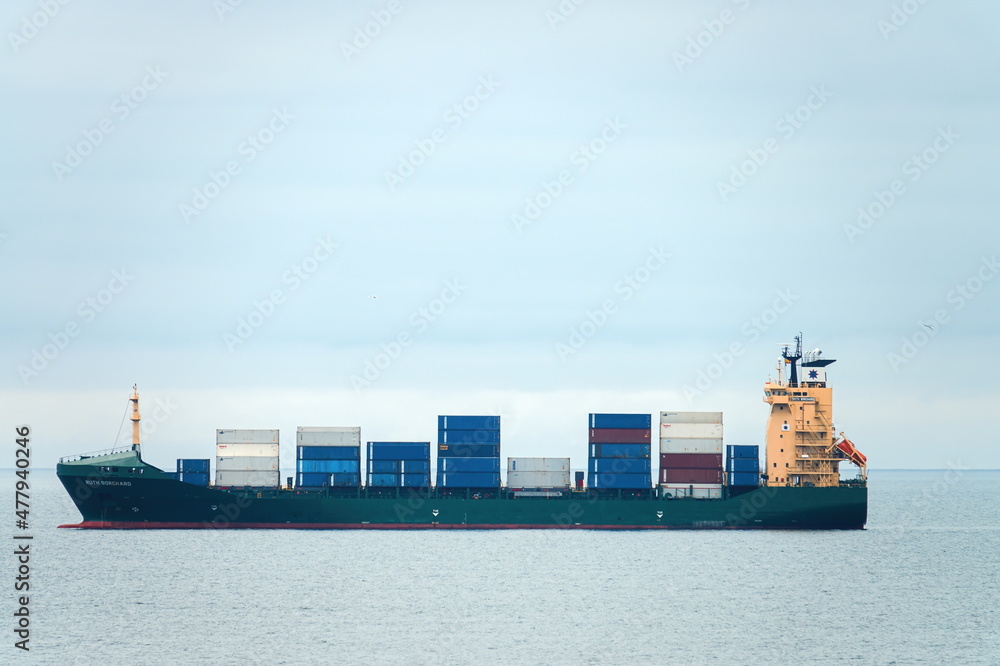 Container cargo ship, profile view, transport of shipping goods. Genova ...