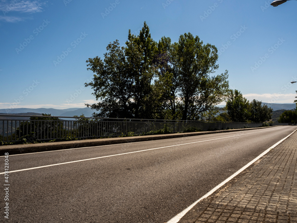 carretera asfaltada con barandillas en los laterales, la línea continua ...
