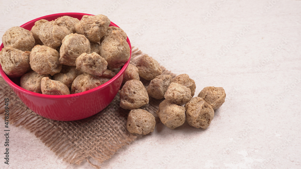 Raw soya chunks on dark background. Healthy, nutritious soybean meat ...