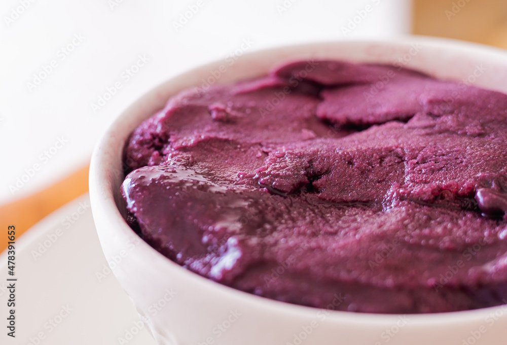 Açaí na tigela branca em foto close up. Comida brasileira. Stock Photo ...