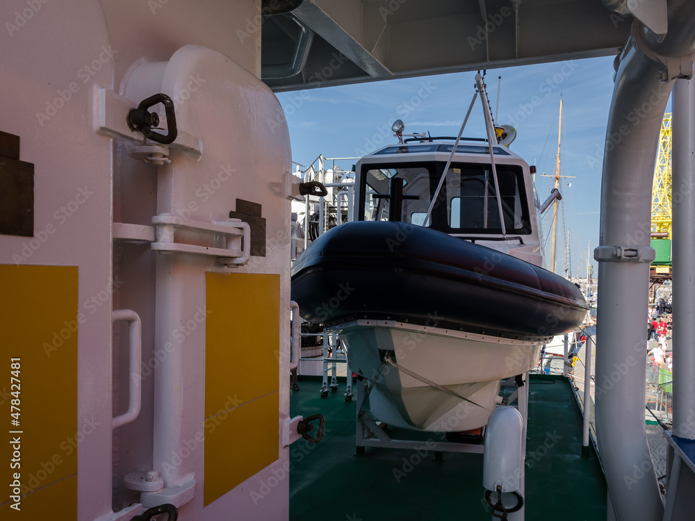 AVAILABLE BOAT - The deck of a multipurpose ship and its structural ...