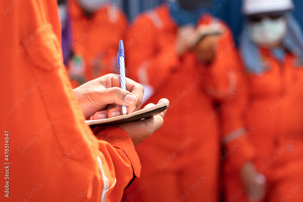 Foto de A supervisor is taking note on paper during perform inspection ...
