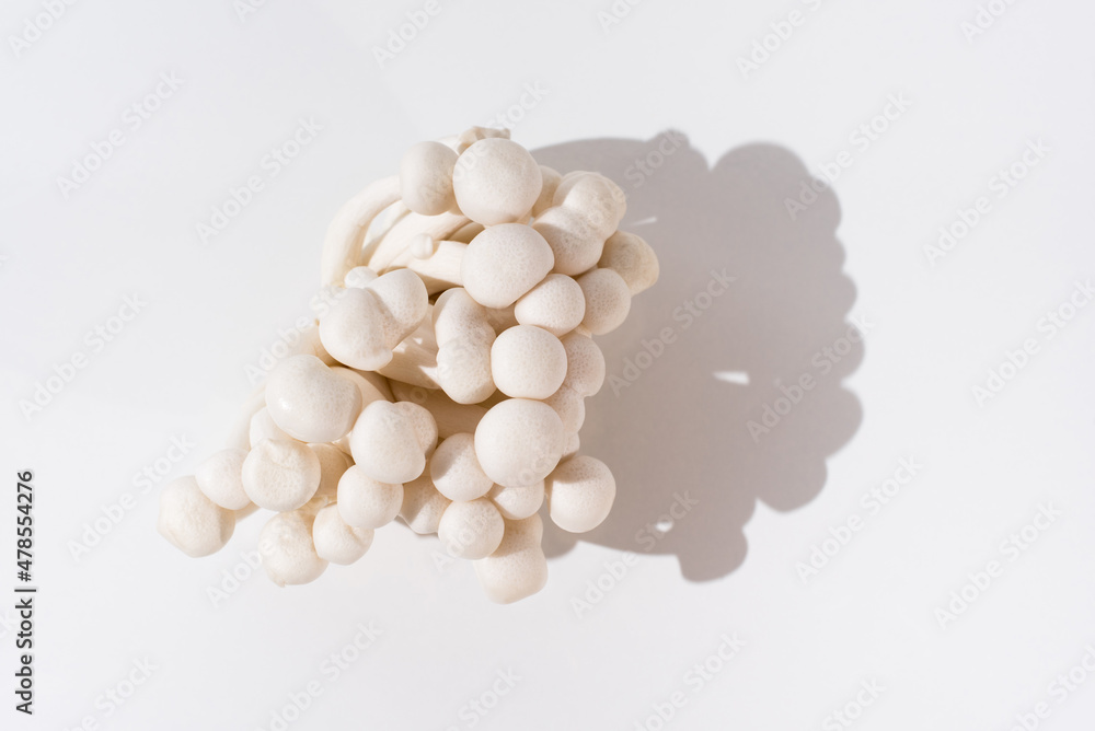 Setas frescas de haya blanca, seta Buna Shimeji. Grupo de hongos ...