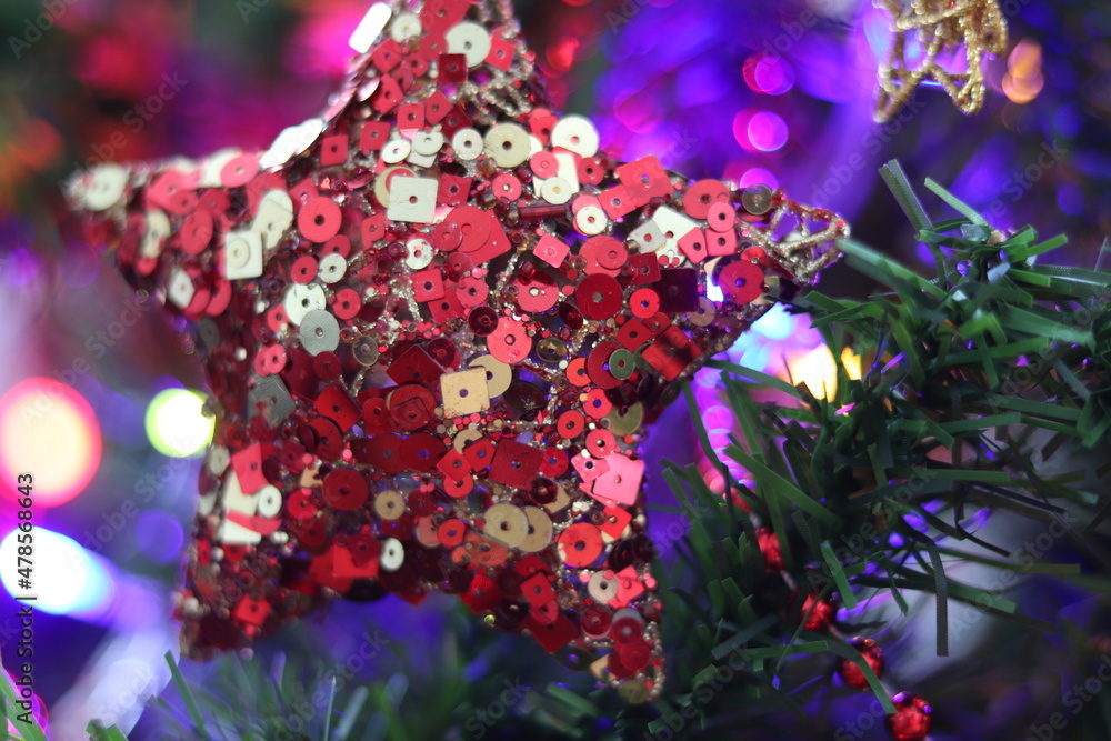 Estrella de navidad roja con destellos de luces Stock Photo | Adobe Stock