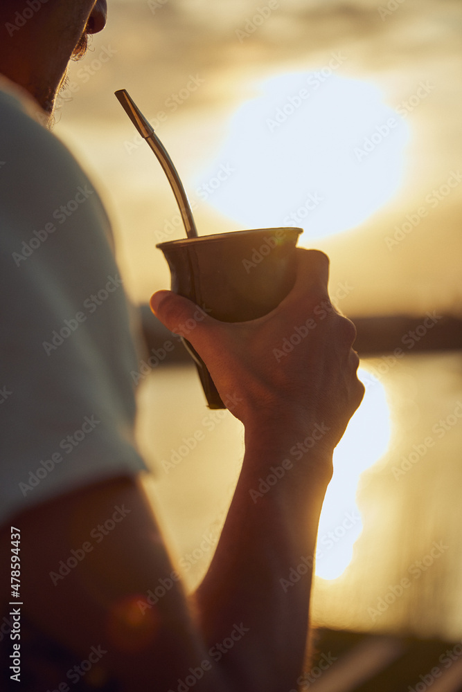 Tomando Mate Argentino a la orilla del rio. Stock-Foto | Adobe Stock