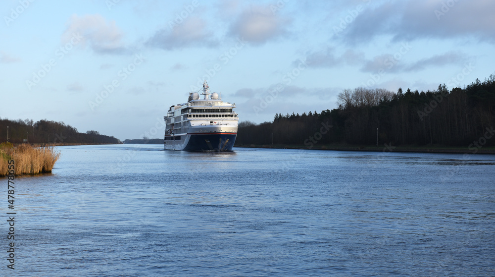 Kreuzfahrtschiff im Nord-Ostsee-Kanal Stock Photo | Adobe Stock