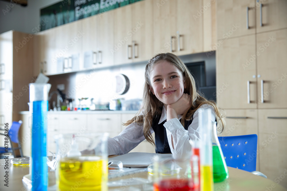 Foto de School girl conducting experiment in science classroom do Stock ...