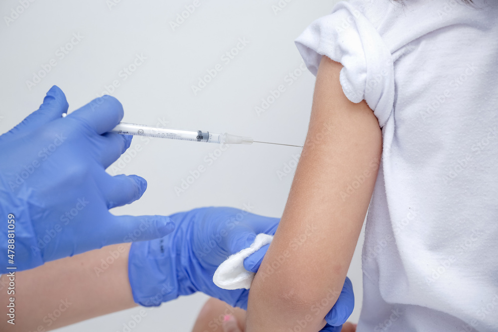 Criança tomando vacina no braço com prevenção do covid 19 e medico com ...
