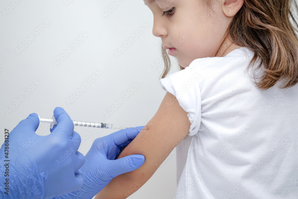 Criança tomando vacina no braço com prevenção do covid 19 e medico com ...
