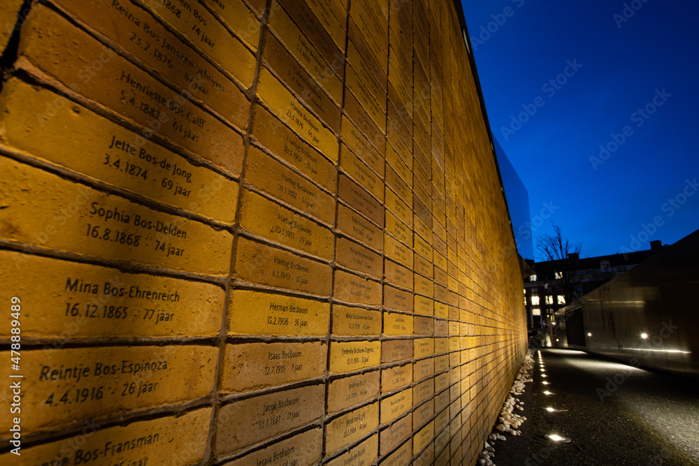 Foto de Amsterdam, Netherlands - 01 04 2022: National Holocaust namen Monument. New buildings ...