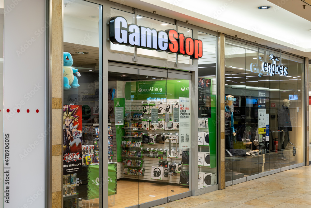 Foto de DRESDEN, GERMANY - 29. January 2021: GameStop store front in a ...