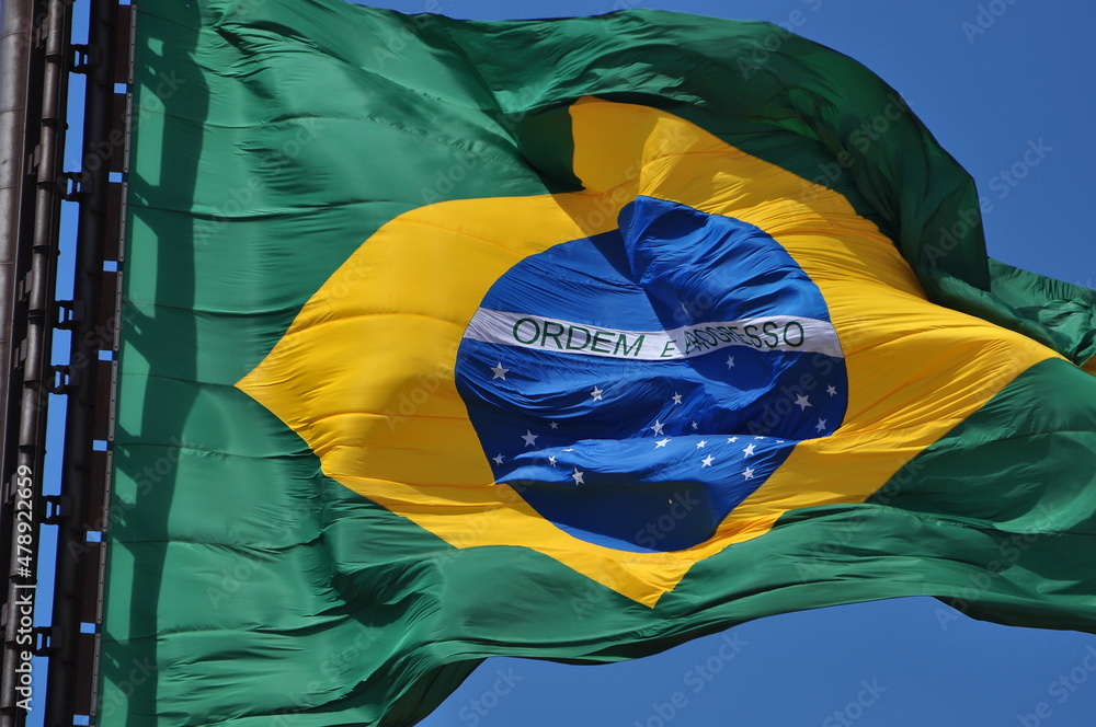 A belíssima bandeira do Brasil com as cores imponentes representativas ...