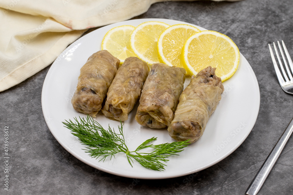 Foto de Stuffed cabbage leaves, in a ceramic plate. Vegan cabbage rolls ...