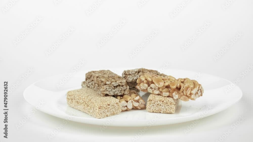 Vidéo Stock Women's hands break a granola bar into two halves ...