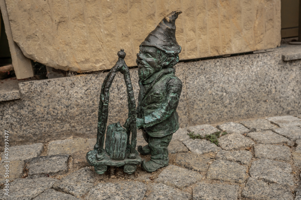 Porter dwarf carrying hotel luggage (Bagazowy) - since 2005 hundreds of ...