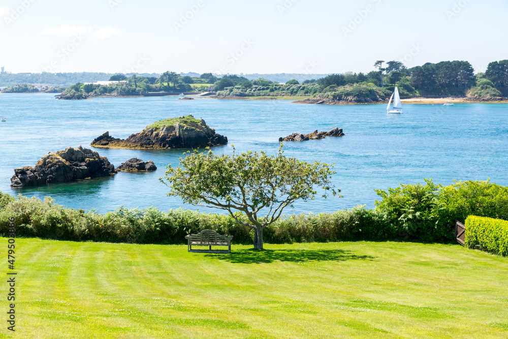 Jardin paisible au bord de la mer le long de la cote de granit rose ...