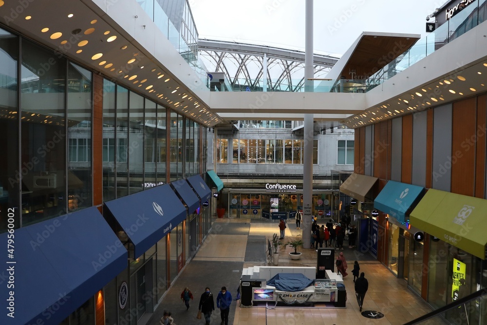 Le centre commercial Confluence, intérieur du centre commercial ...