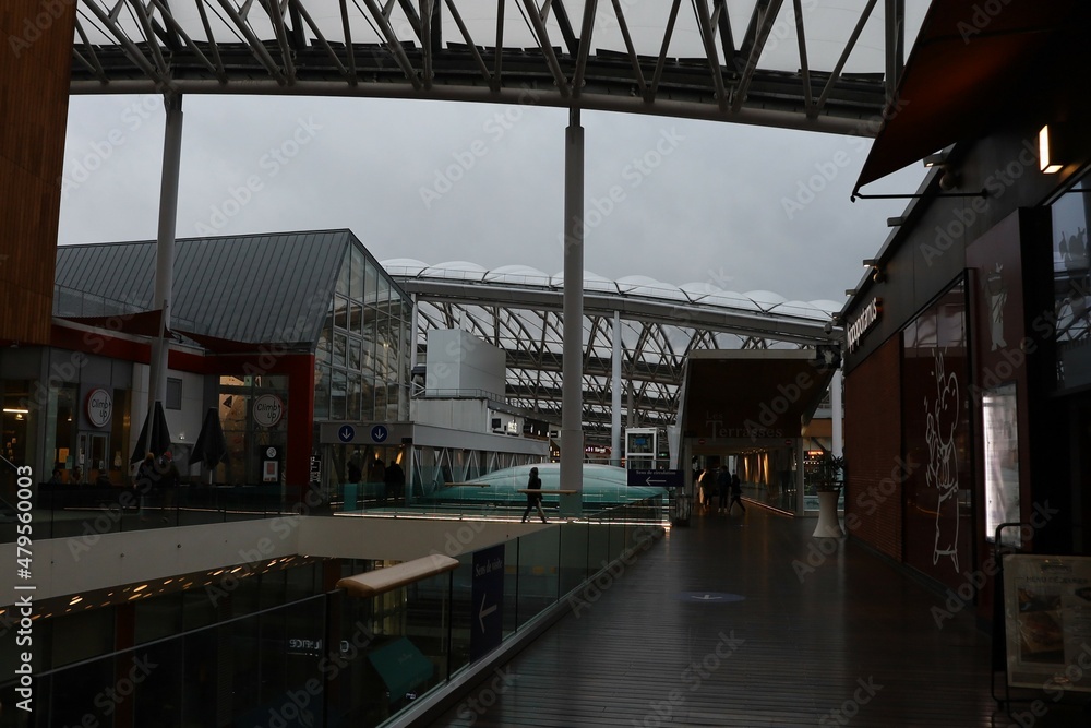 Le centre commercial Confluence, intérieur du centre commercial ...