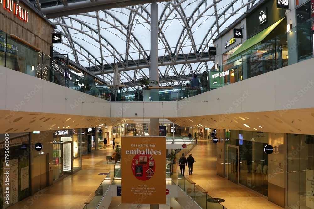 Le centre commercial Confluence, intérieur du centre commercial ...
