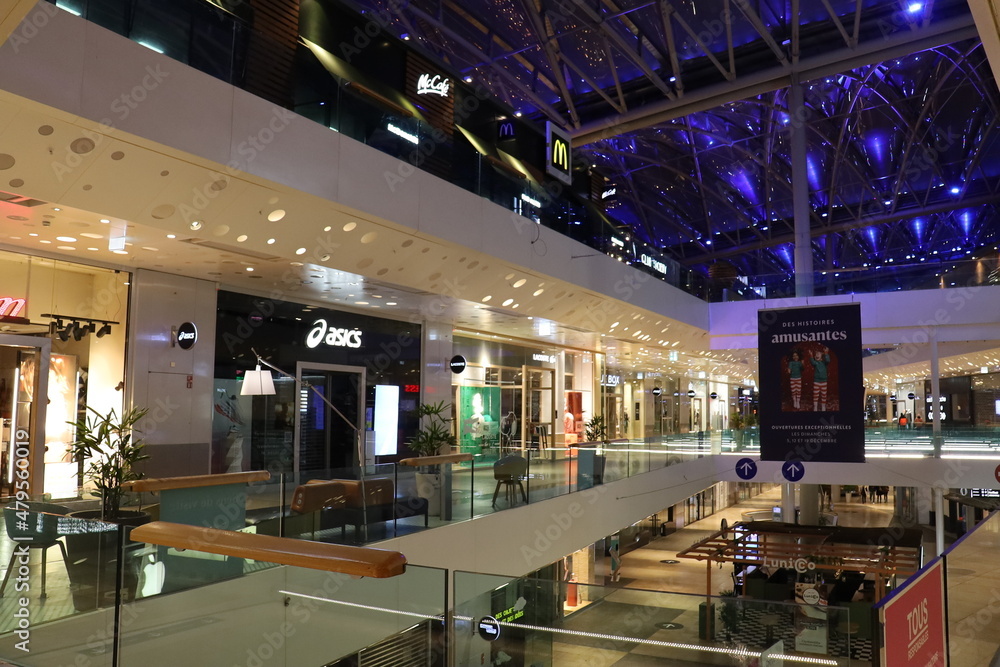 Le centre commercial Confluence, intérieur du centre commercial ...