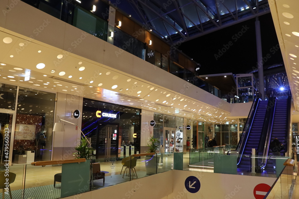 Le centre commercial Confluence, intérieur du centre commercial ...