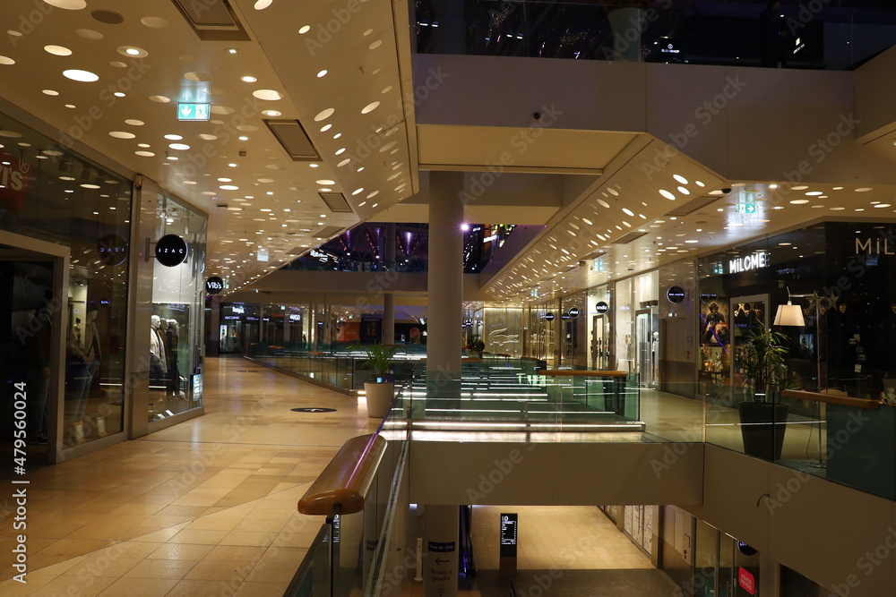 Le centre commercial Confluence, intérieur du centre commercial ...