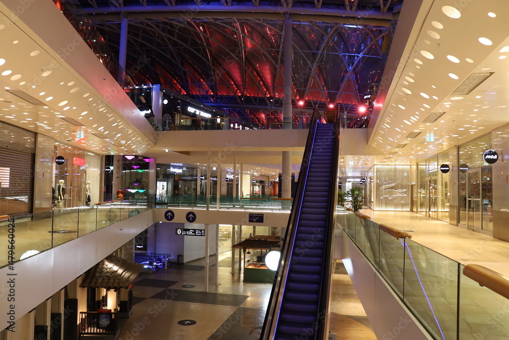 Le centre commercial Confluence, intérieur du centre commercial, quartier Confluence, ville de ...