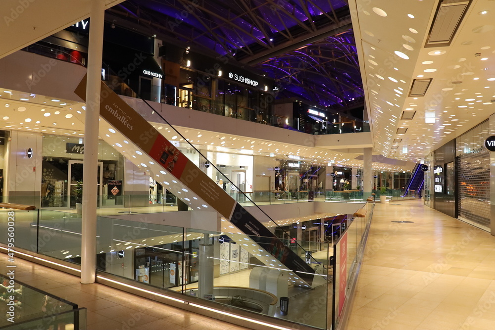 Le centre commercial Confluence, intérieur du centre commercial ...
