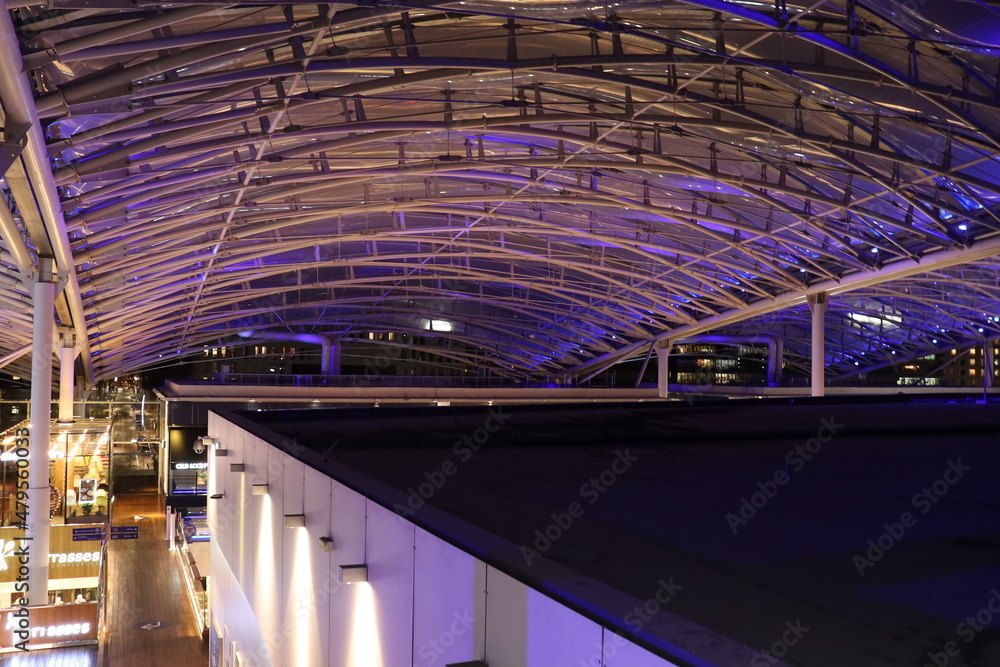 Le centre commercial Confluence, intérieur du centre commercial ...