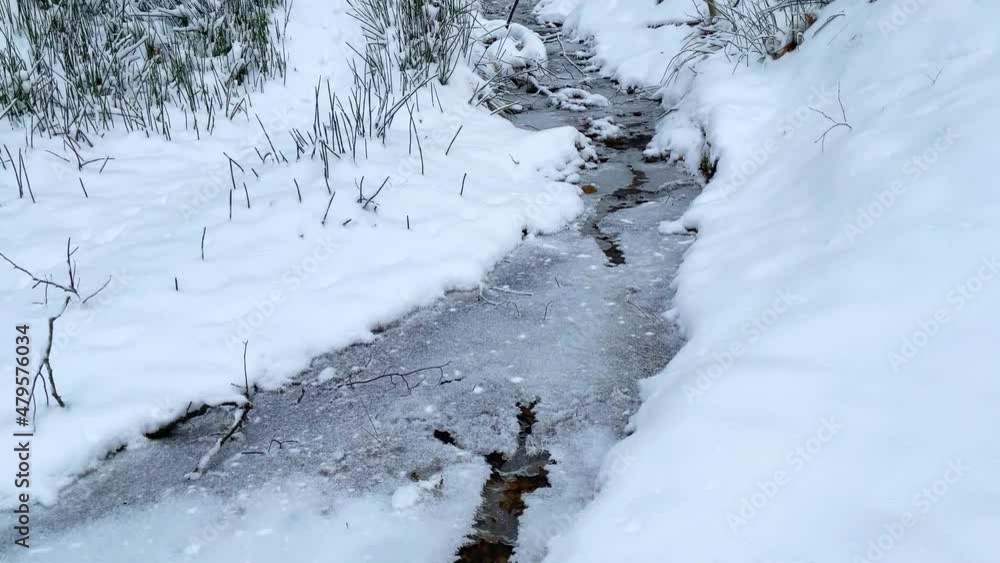 Vidéo Stock Winter waterfall scenery. Stream creek flowing down with ...