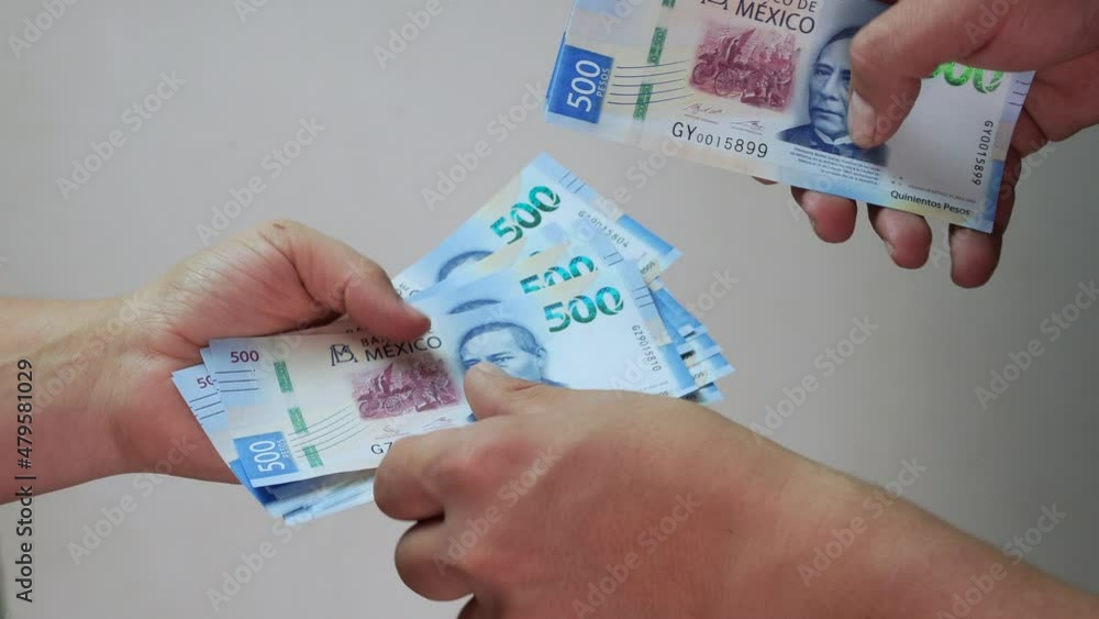 Hombre dando dinero en efectivo a mujer billetes mexicanos 500 pesos ...